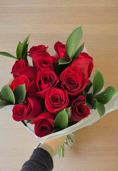Small bouquet of a dozen roses – Sunstrum's Florist